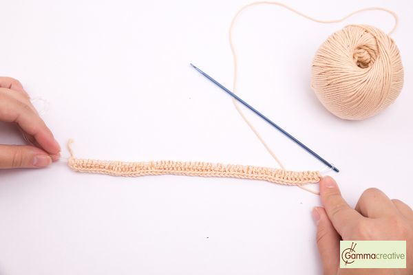 Вязаный клатч с фермуаром